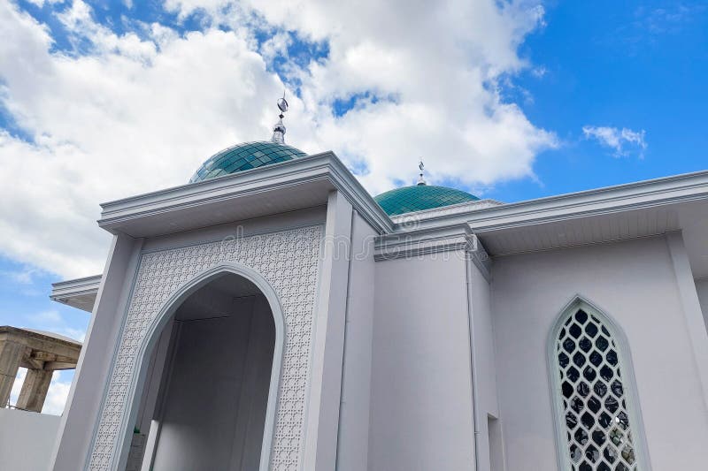 The Magnificent White Mosque from the Front Stock Photo - Image of ...