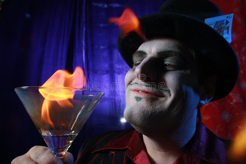 Mago con flamear martini imagen de archivo. Imagen de sombrero - 2494343
