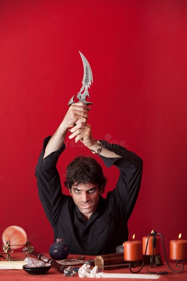 Mago moderno con Athame foto de archivo. Imagen de cristal - 20691944