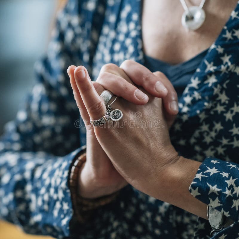 Mahamayuri Mudra Para La Apertura De Auto-curación Del Chakra De La ... Mahamayuri Mudra Para La Apertura De Auto-curación Del Chakra De La ...