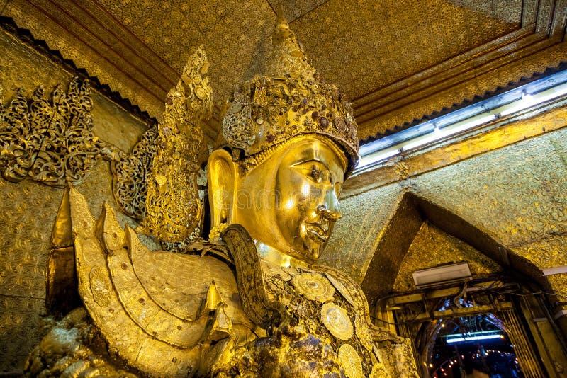 Mahamuni Bouddha, Mandalay photo stock. Image du sculpture - 24042784