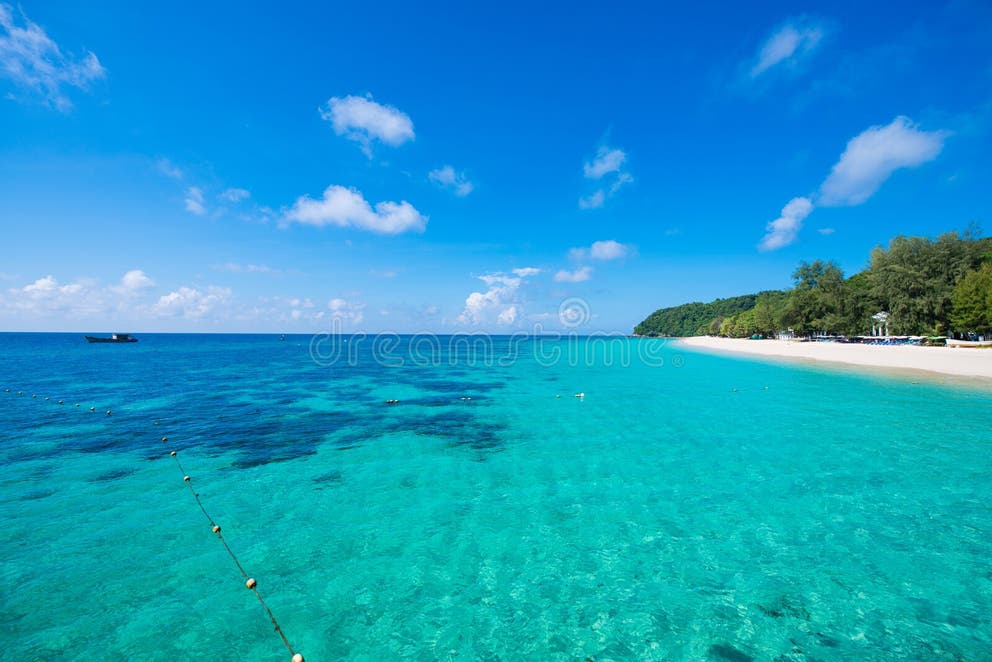 Mai Ton-eiland Mooi Strand in Phuket Stock Afbeelding - Image of water ...