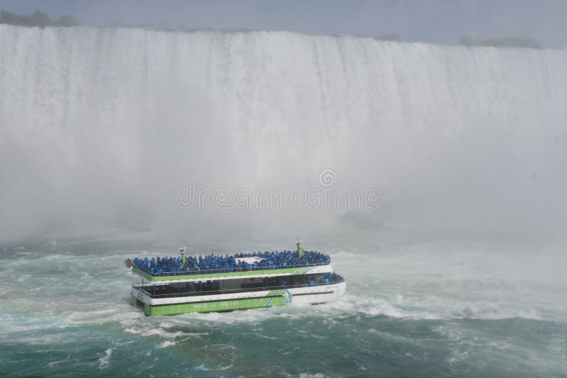 Maid of the Mist Boat at Niagara Falls between USA and Canada Editorial ...