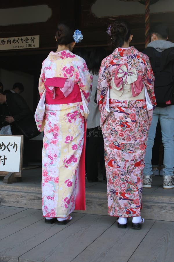 Maiko in Queue in Kyoto editorial stock image. Image of yukata - 53964999
