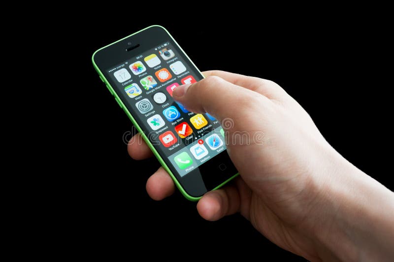 Main Avec L'écran D'accueil D'un Iphone 5C Image stock éditorial ...
