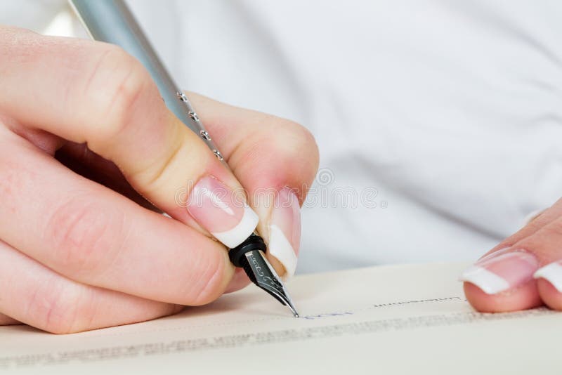 Main Avec Le Contrat De Signature De Stylo-plume Image stock - Image of ...