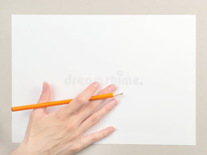 Main Avec Le Crayon Sur La Feuille De Papier Blanc Image stock - Image ...