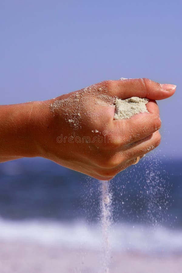 Main avec le sable image stock. Image du jour, sable - 20889881