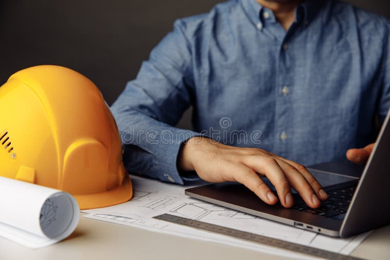 Main D'architecte Travaillant Avec Ordinateur Portable Photo stock ...