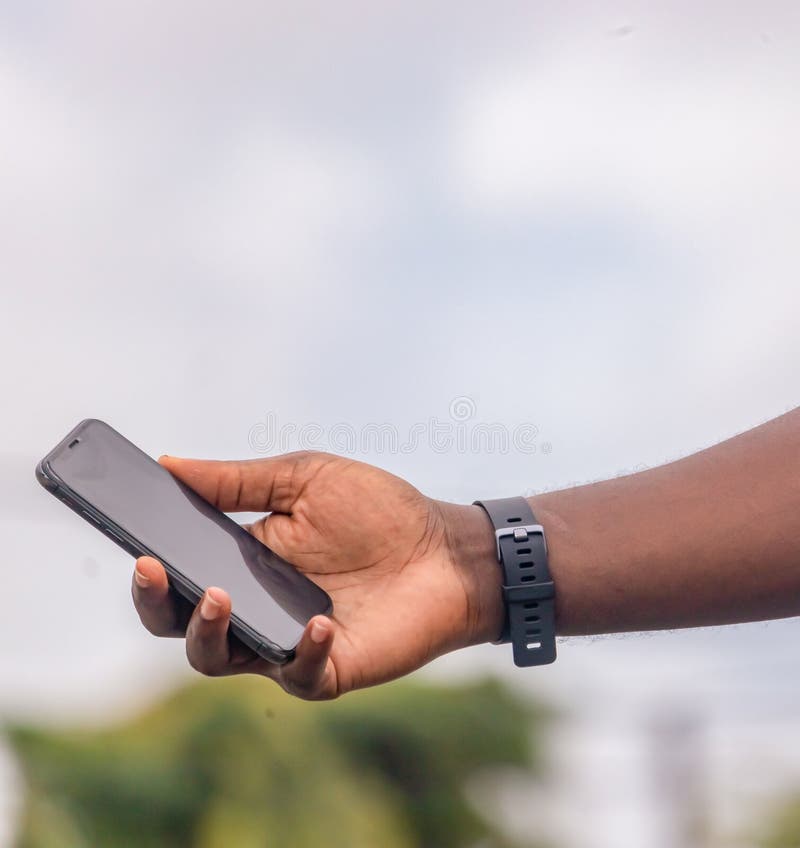 Main D'un Fermier Africain Tenant Un Smartphone Noir Image stock ...