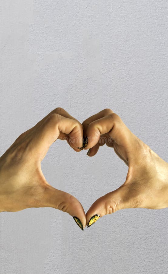 Main de signe de coeur photo stock. Image du bonheur - 109891356
