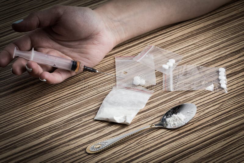 Toxicomane Avec Le Pointeau Dans Le Bras Photo stock - Image du doigts ...