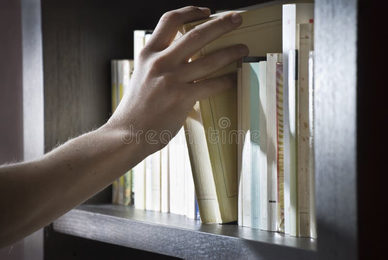 Main Droite Atteignant Pour Un Livre Image stock - Image du ...