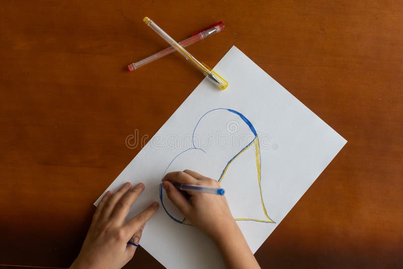 Main Enfant Avec Crayon Dessine Le Coeur Photo stock - Image du gosse ...