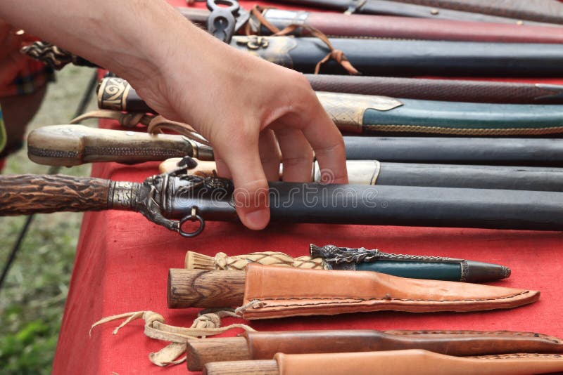 Main et poignards photo stock. Image du handmade, commerce - 77222052