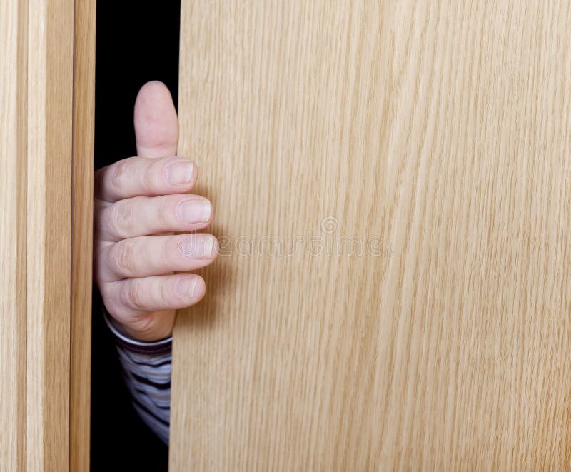Ouverture De Main De Femme/fermer La Porte En Bois Photo stock - Image ...