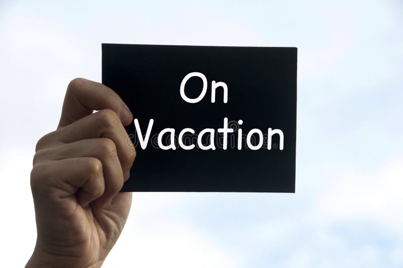 Main Tenant Bloc-notes Noir Avec Texte En Vacances. Concept Vacances ...