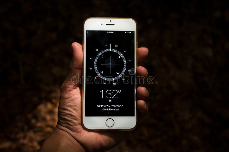 Main Tenant La Boussole Mobile Numérique Photo stock - Image du ...