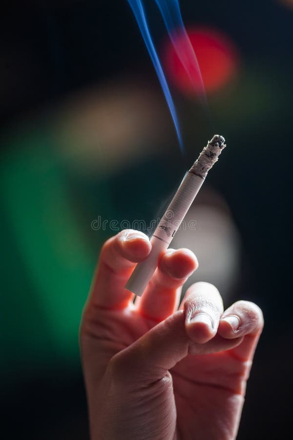 Main Tenant La Cigarette Photos Stock - Téléchargez 365 Photos libres ...
