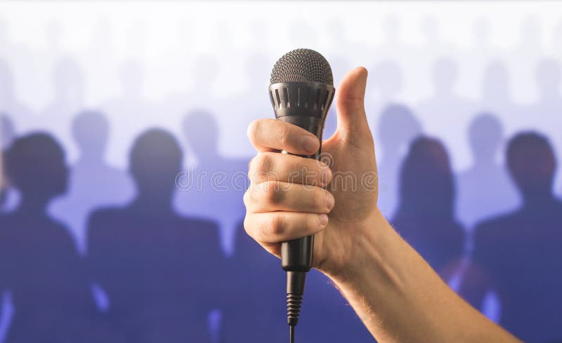 Main Tenant Le Microphone Et Montrant Des Pouces Image stock - Image du ...