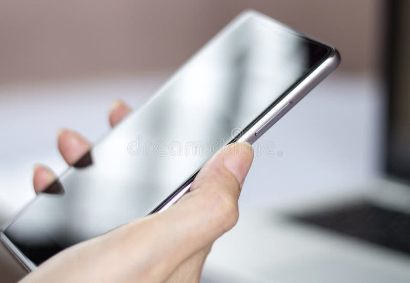 Main Tenant Le Smartphone Mobile Avec L'écran Vide Image stock ...