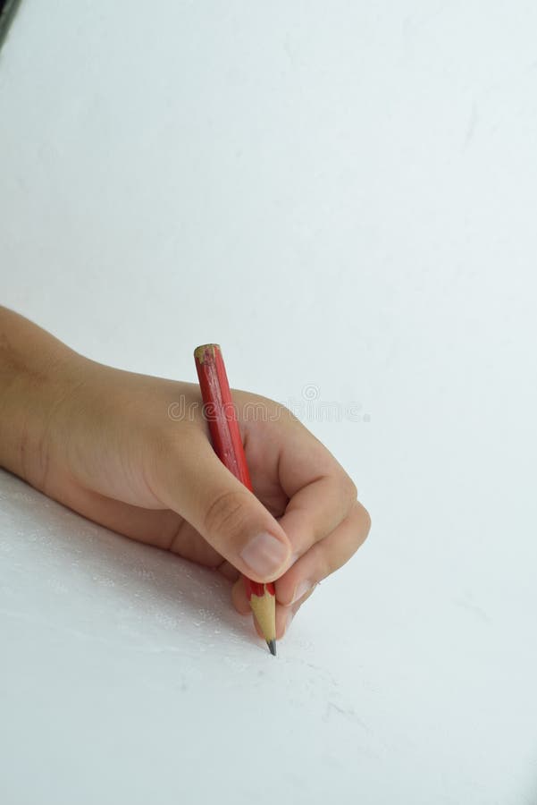 Main Tenant Un Crayon Rouge Sur Fond Blanc Image stock - Image du ...
