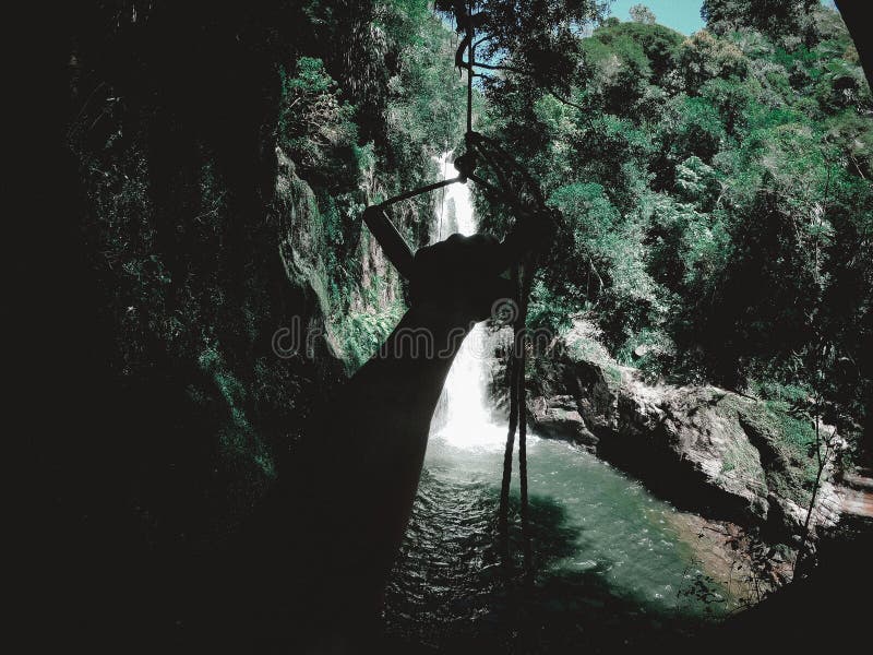 Main Tendue Tenant Une Corde Dans Une Cascade Image stock - Image du ...