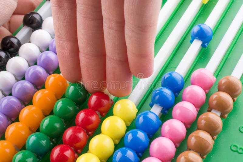 Main utilisant un abaque image stock. Image du comptabilité - 143901141