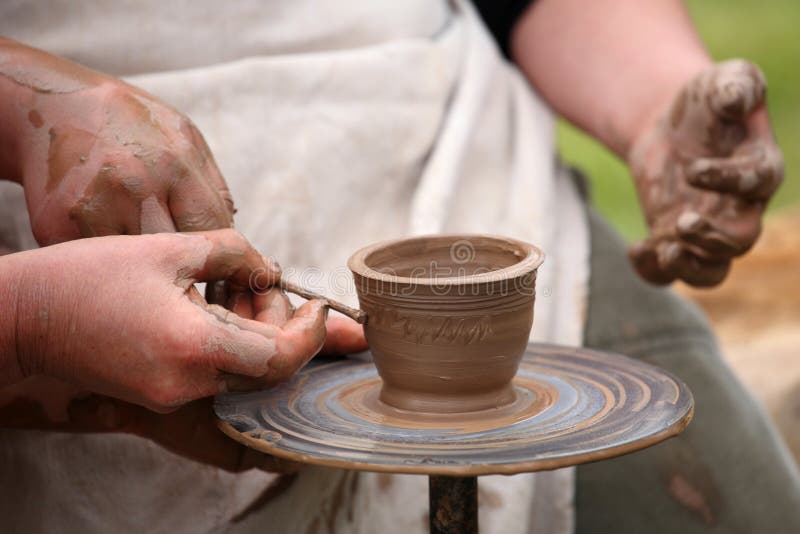 Mains d'un potier, photo stock. Image du ceramique, taupe - 31518206