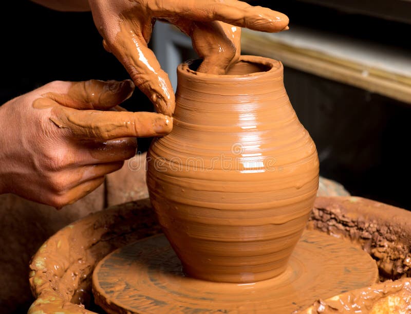 Mains d'un potier photo stock. Image du poterie, choc - 47630442