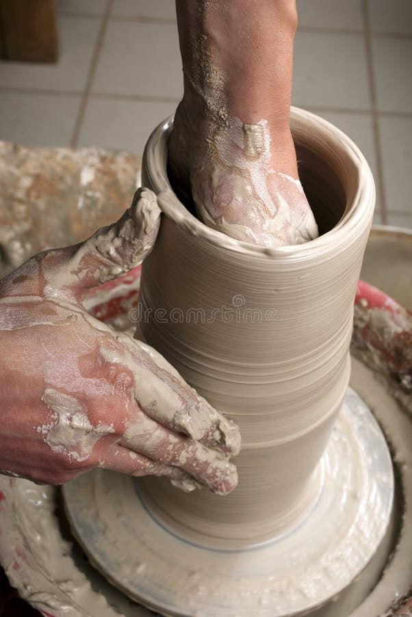 Mains D'un Potier, Produisant Un Choc De Terre Image stock - Image du ...