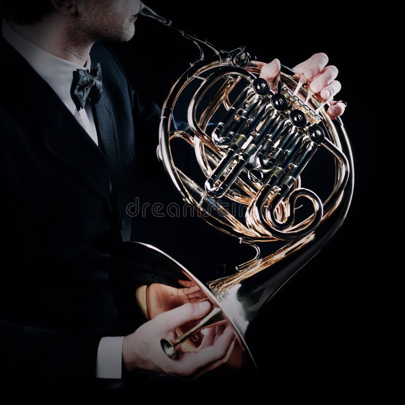 Joueur de cor d'harmonie image stock. Image du double - 79020247