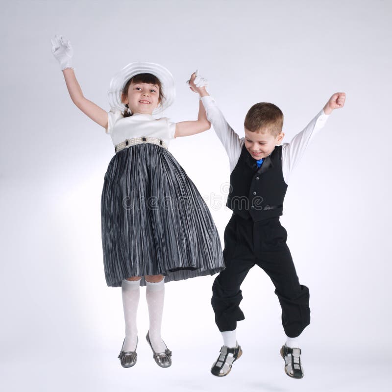 Petit Garçon Et Jus Potable De Fille Photo stock - Image du cheveu ...