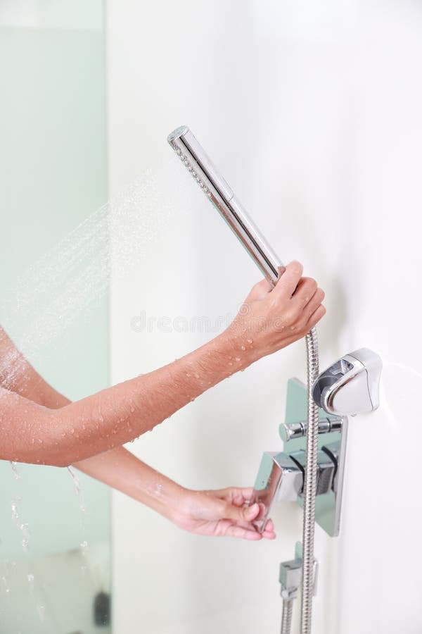 Mains De Jeune Fille En Prenant Une Douche Dans La Salle De Bain Photo