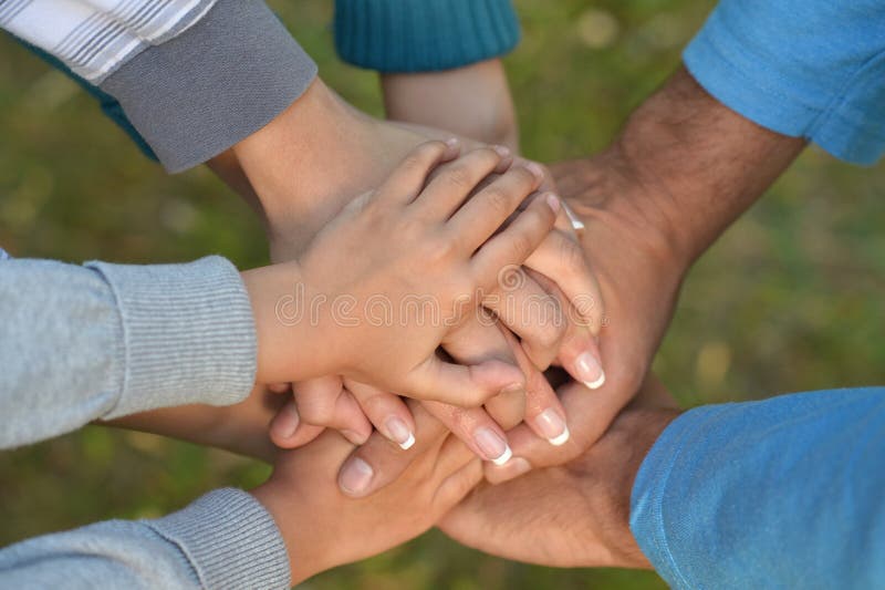 Deux mains ensemble image stock. Image du proximité, isolat - 46582099