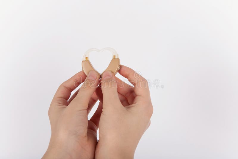 Mains Formant Une Forme De Coeur Des Proth?ses Auditives Image stock ...