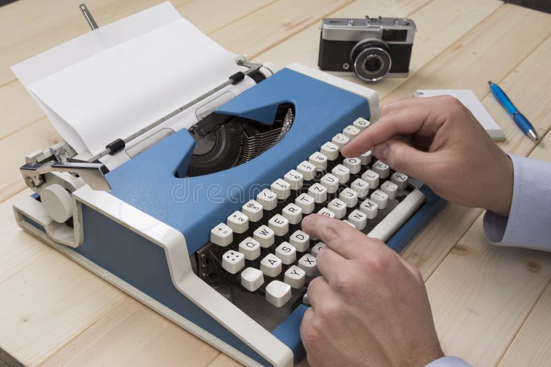 Machine de dactylographie photo stock. Image du éditeur - 70143298