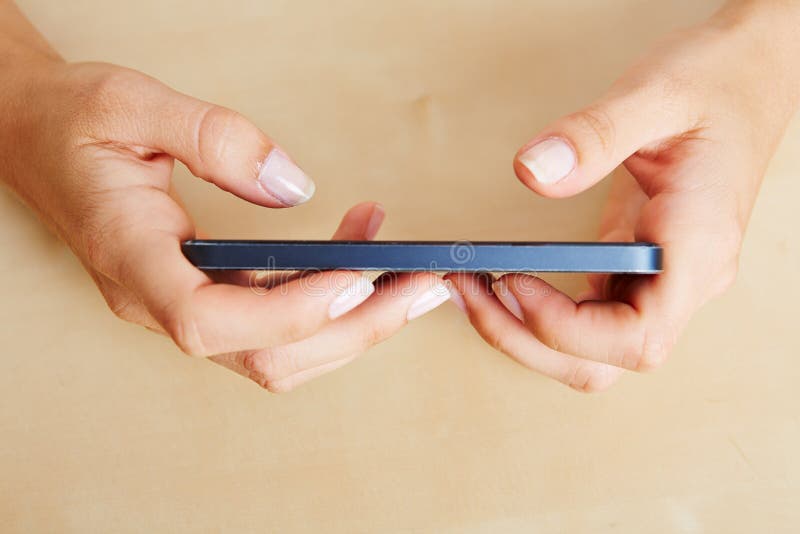 Mains Utilisant Un Smartphone Image stock - Image du femme ...