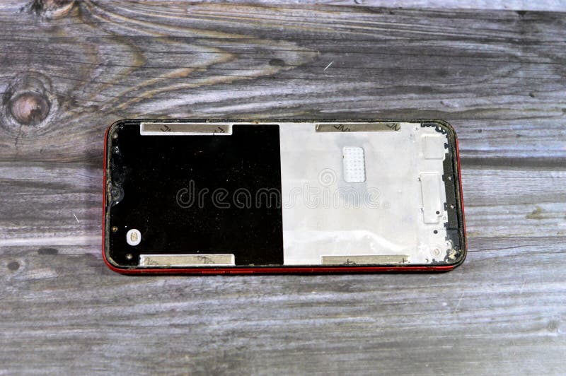 Maintenance of a Cellular Phone Mobile with a Cracked Broken Screen ...