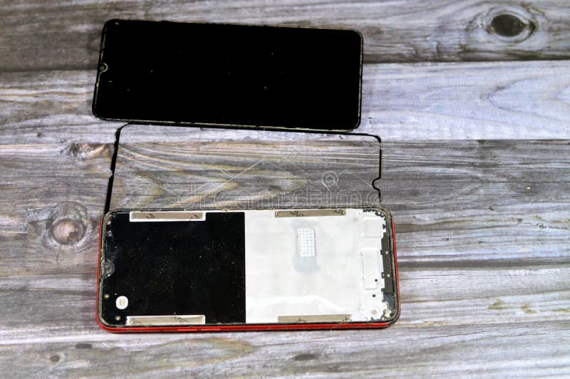 Maintenance of a Cellular Phone Mobile with a Cracked Broken Screen ...