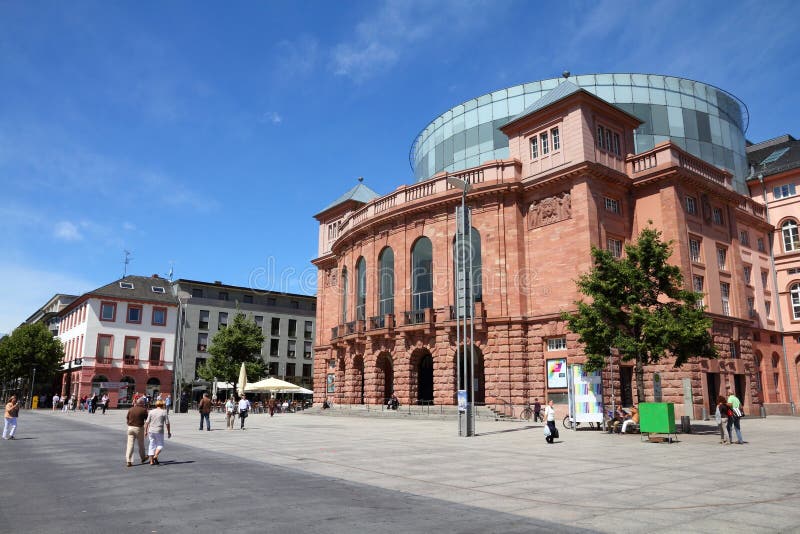 Teatro de Mainz, Alemanha foto editorial. Imagem de exterior - 115892131