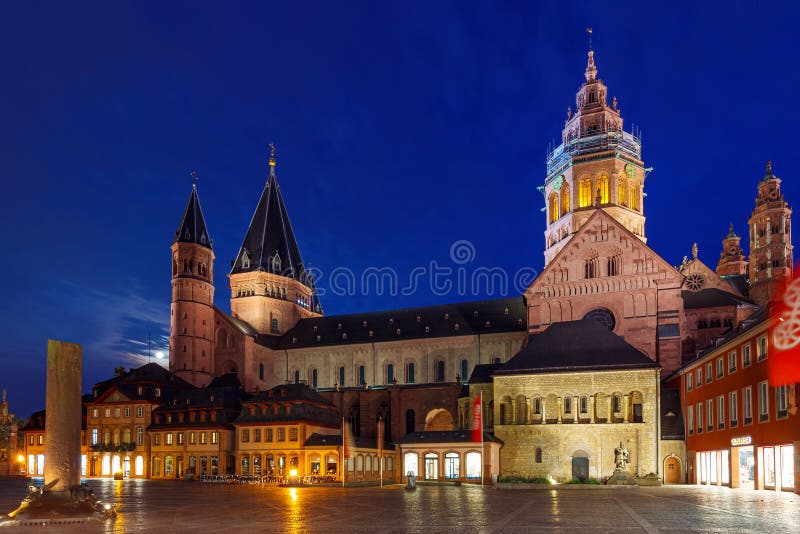 Mainz Cathedral at night editorial stock image. Image of faith - 264364904