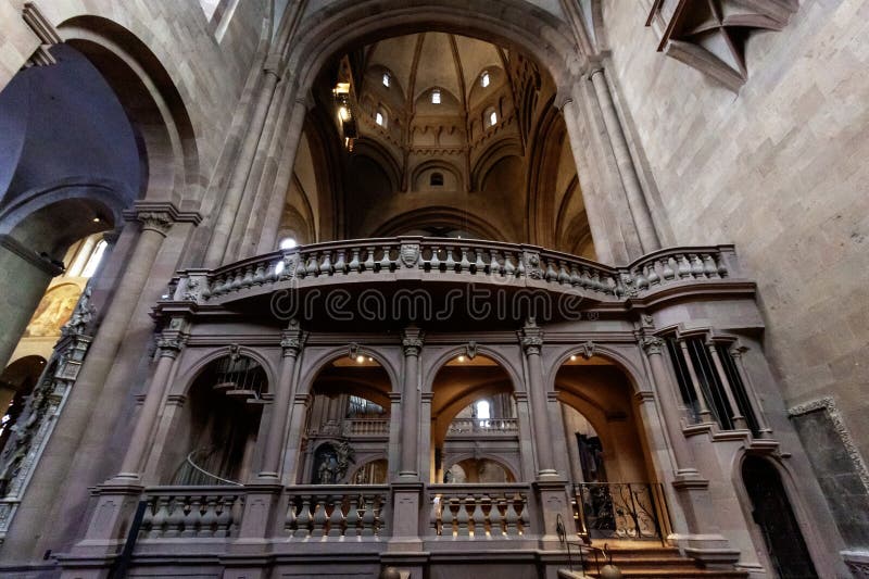 Image Showcases the Impressive Interior of the Mainz Cathedral (Mainzer ...