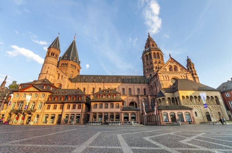 Mainz Cathedral In Old Town Editorial Stock Photo - Image of panoramic ...