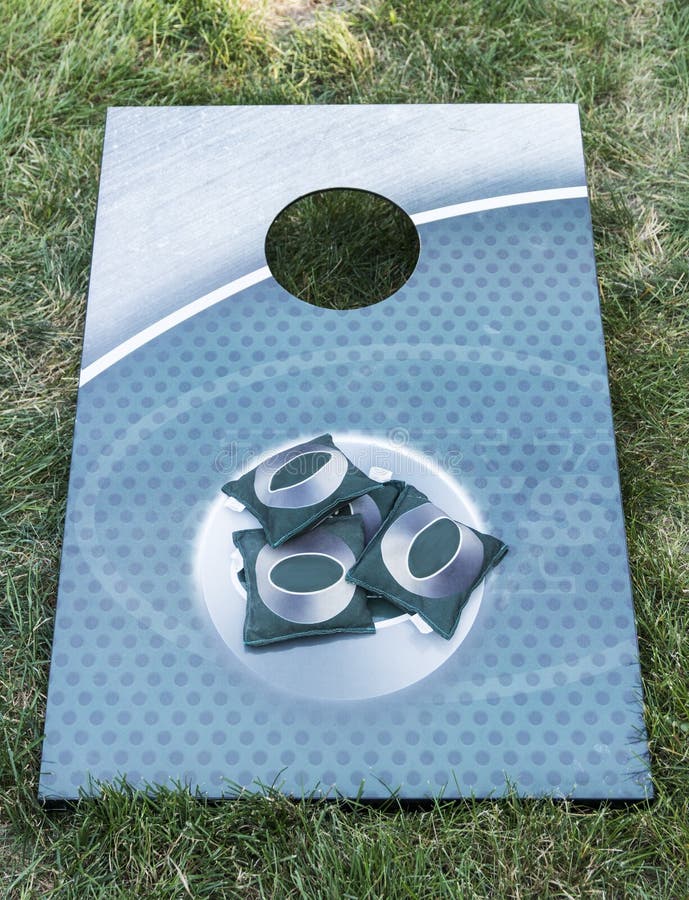 Mais-Loch Spiel stockfoto. Bild von grün, werft, gruppen - 21573168