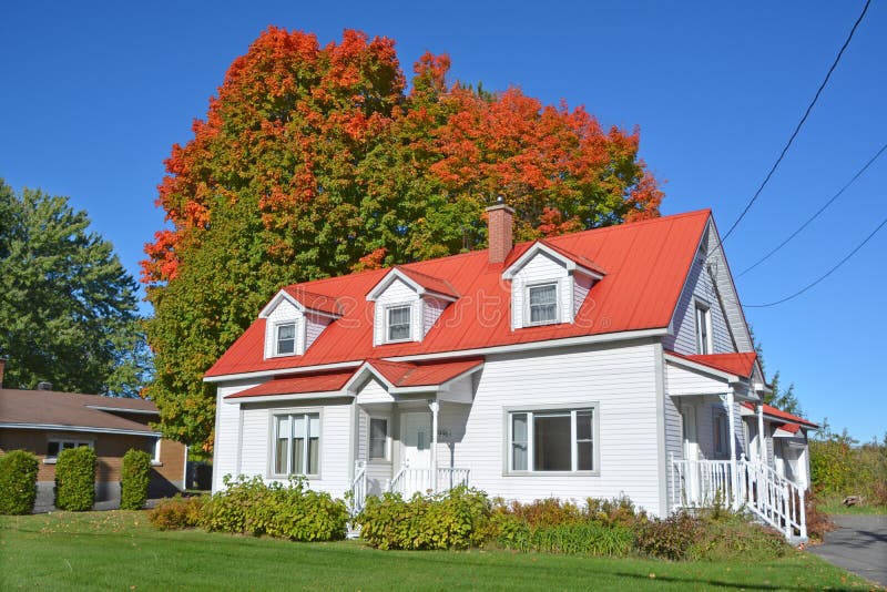 Maison Rurale Canadienne Traditionnelle Photo stock - Image du logement ...