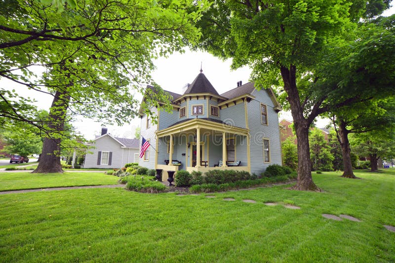 Maison Classique De Vintage Avec Le Perron Et La Tour Image stock ...