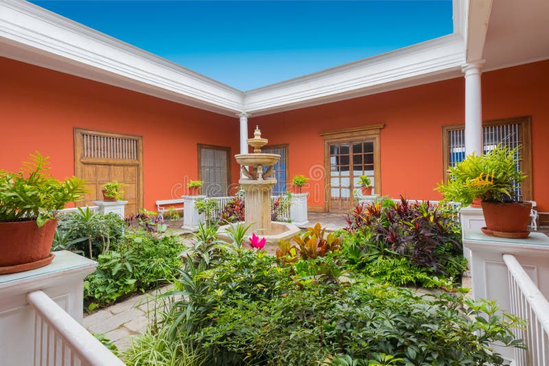 Cour D'une Vieille Maison Coloniale Dans Cuzco Image stock - Image du ...