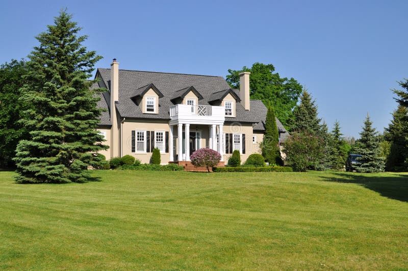 Maison Contemporaine Avec Le Balcon Blanc Image stock - Image du ...