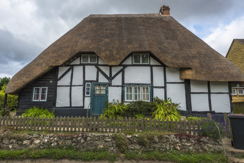 Maison couverte de chaume image stock. Image du cottage - 57078667